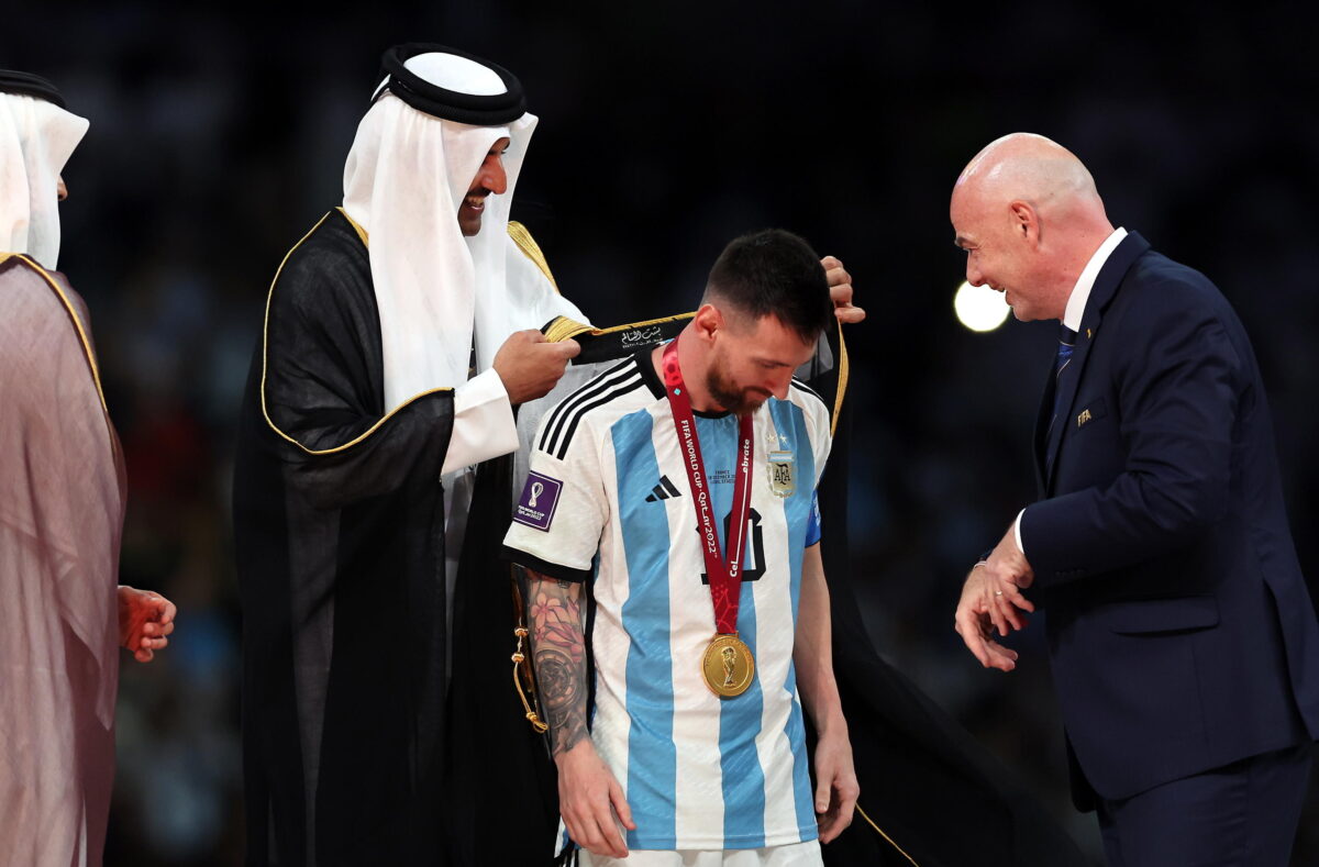 In Qatar la 'vestizione' di Messi: cos'è il bisht, il capo indossato ...